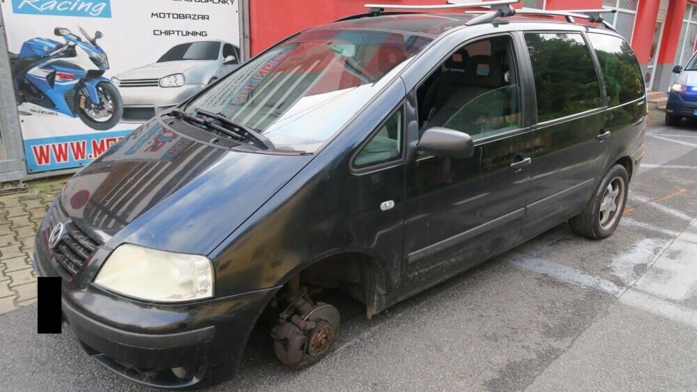 Kolo, které se uvolnilo za jízdy z auta, narazilo do vozu u silnice a ...