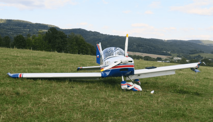 Při přistávání v Českém Dubu zavadilo malé letadlo křídlem o ...