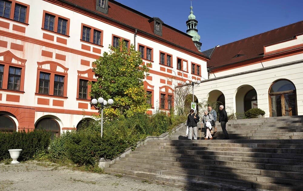 Letní kino u zámku v Liberci láká na kultovní filmy a české komedie ...