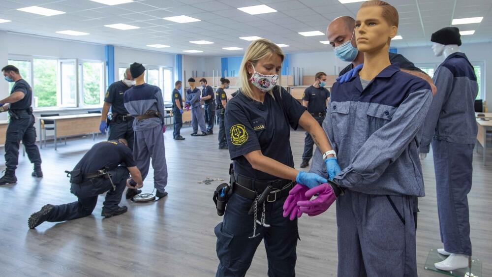 Vězeňská služba ve Stráži pod Ralskem začala při výcviku poutání ...