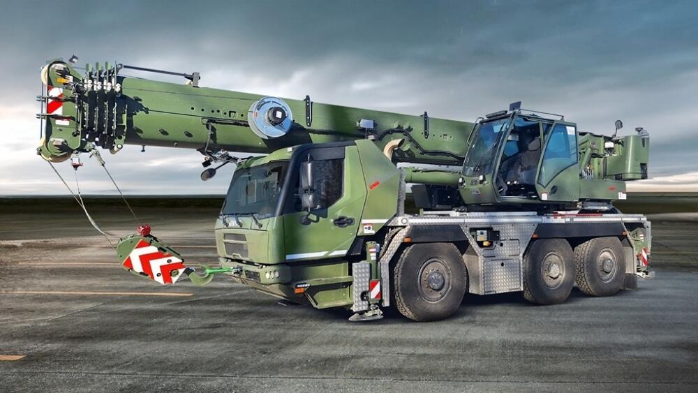 Armádní chemici z Liberce dnes poprvé ukázali nový autojeřáb Grove ...