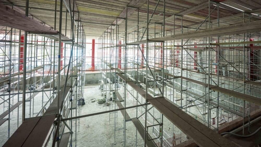 Uvnitř opravovaného plaveckého bazénu je už patrné, jak se promění ...